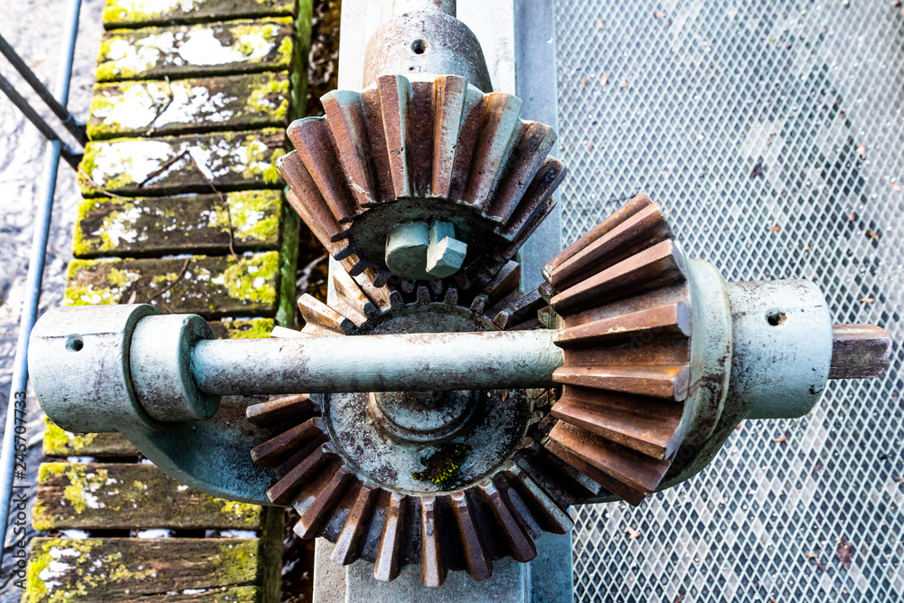 Altes Kegelradgetriebe einer Schleuse von oben Stock Photo | Adobe Stock
