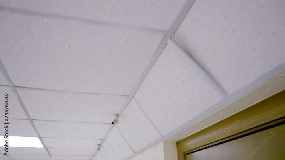 Vidéo Stock Surveillance cameras on the ceiling. Office security ...