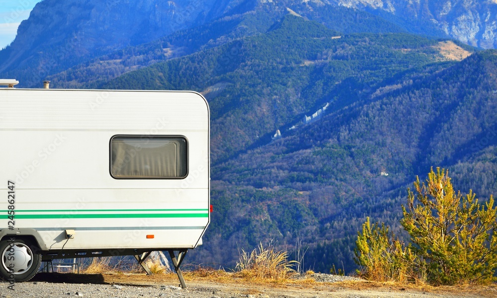 Foto de Caravan with a bike parked on a mountaintop with a view on the ...