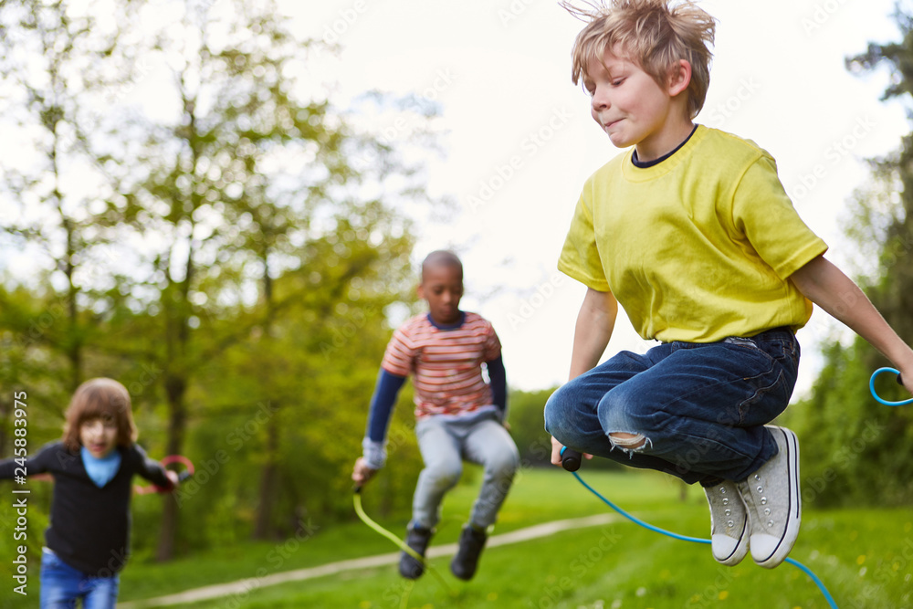 Junge beim Wettbewerb im Seilspringen Stock Photo | Adobe Stock
