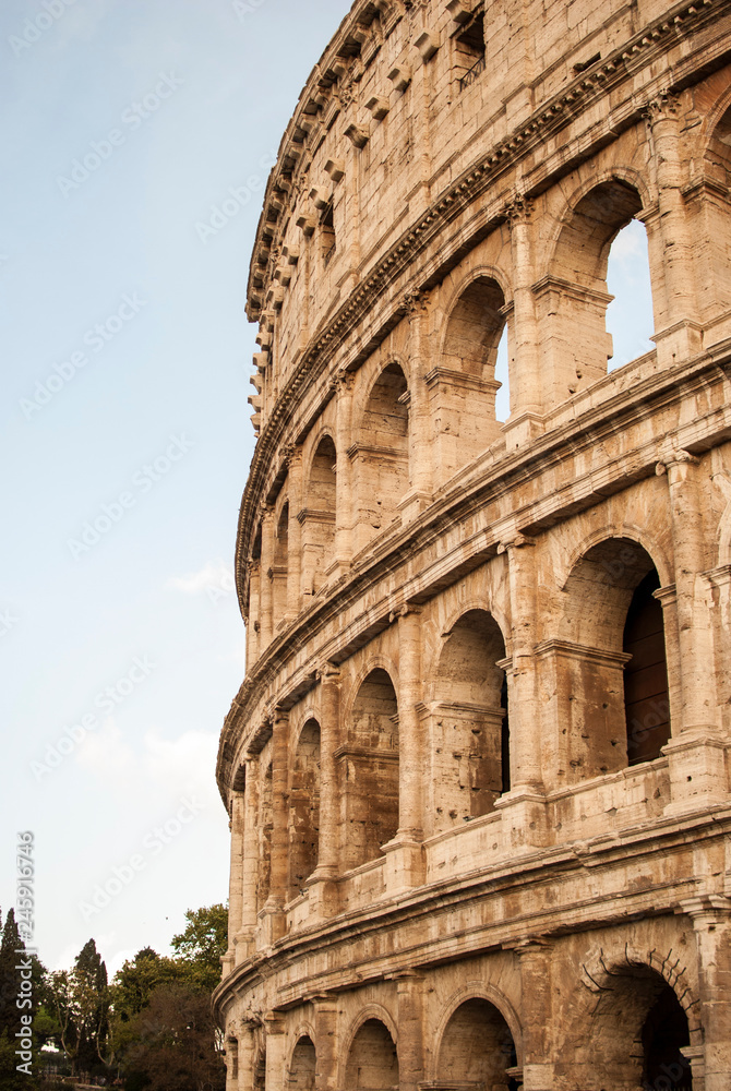 Vista lateral del Coliseo de Roma en formáto vertical Stock Photo ...