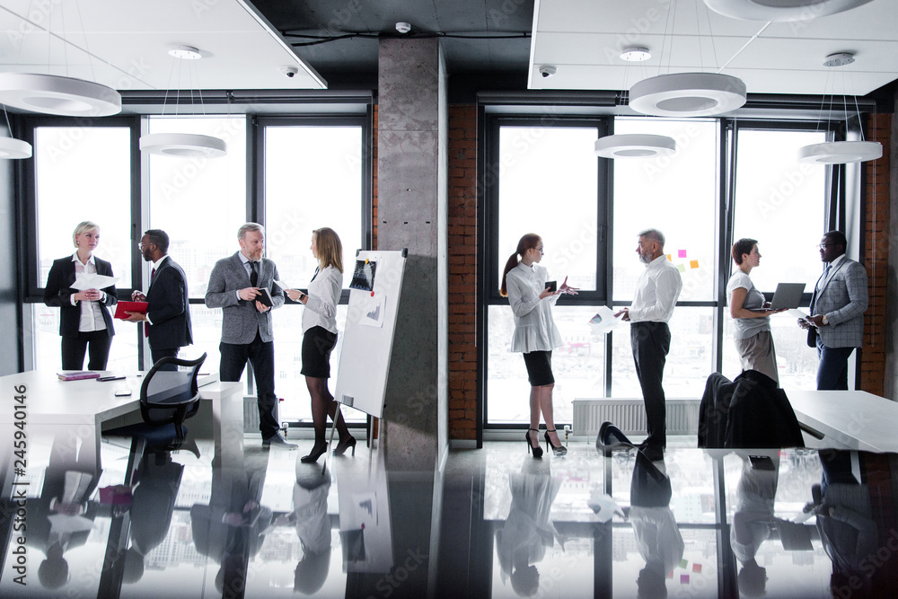 Large business team from different countries working on the project ...