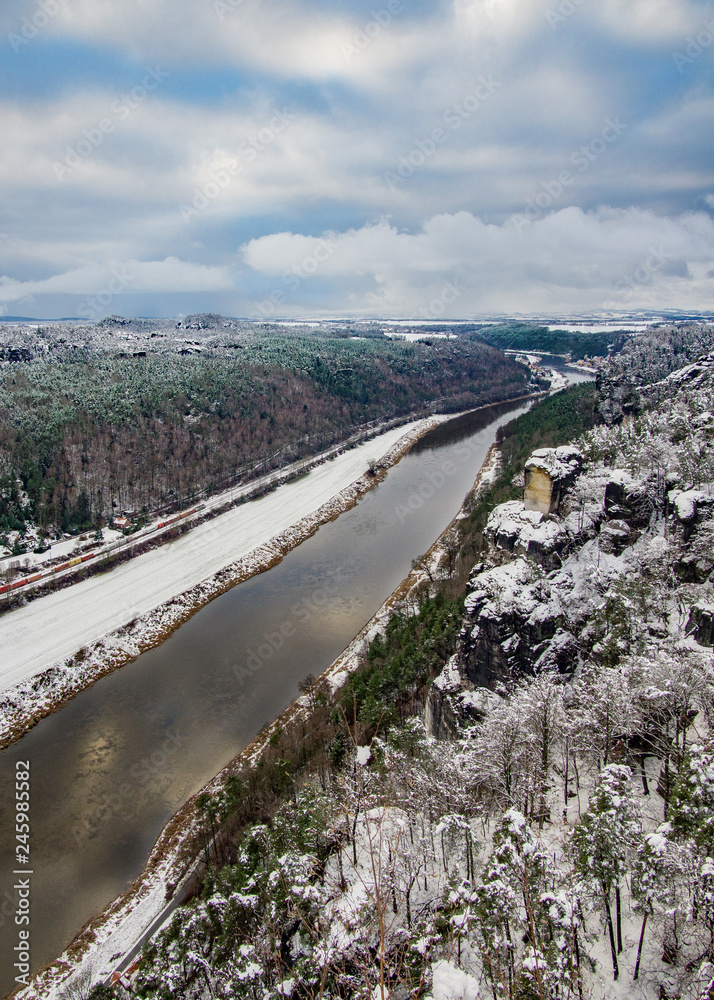 Fluss Elbe im Winter von der Bastei Brücke in Nationalpark der ...