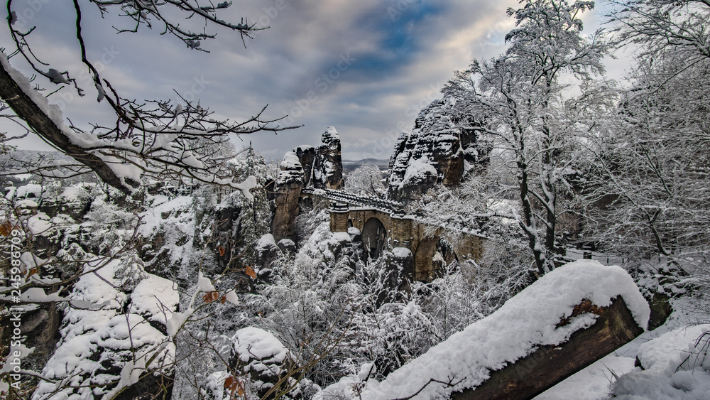 Bastei Brücke in Nationalpark der sächsische schweiz ...