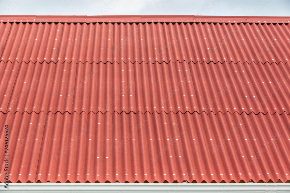 toiture de maison créole en tôles d'acier ondulées et gouttière Stock ...