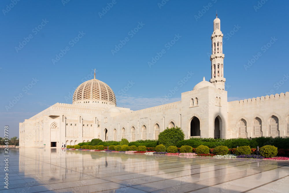 Foto de Sultan Qaboos Grand Mosque. Grand mosque In Muscat. The Muscat ...