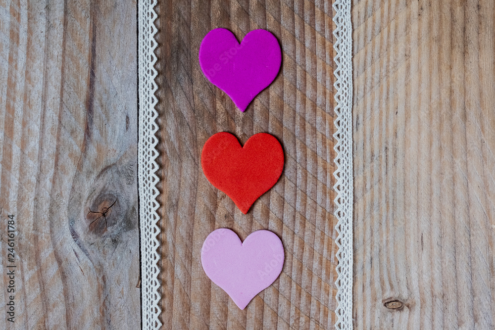 Trois coeurs rose et rouge sur un fond bois, bordures dentelle Stock ...