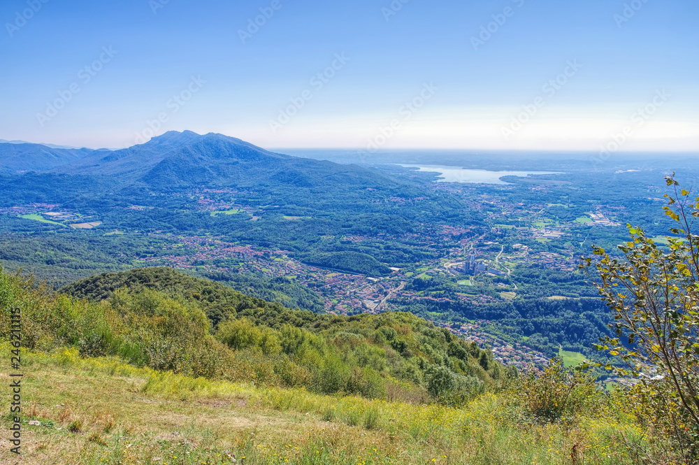Lago di Varese und Alpen in Norditalien - Lago di Varese and Alps Stock ...