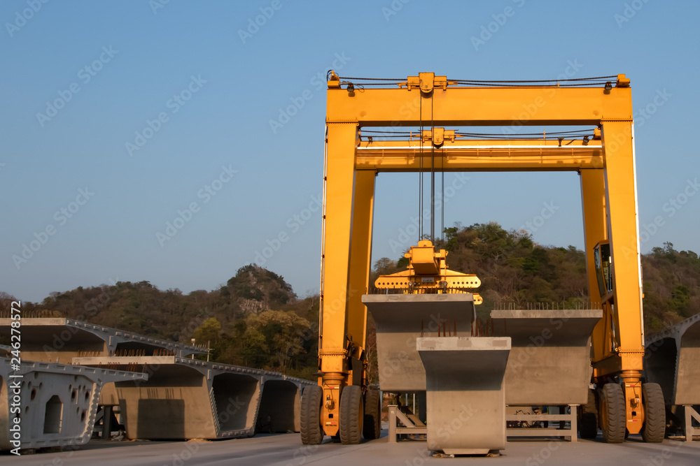 Gantry crane, Crane conveyor used in casting industry, Crane lifting ...