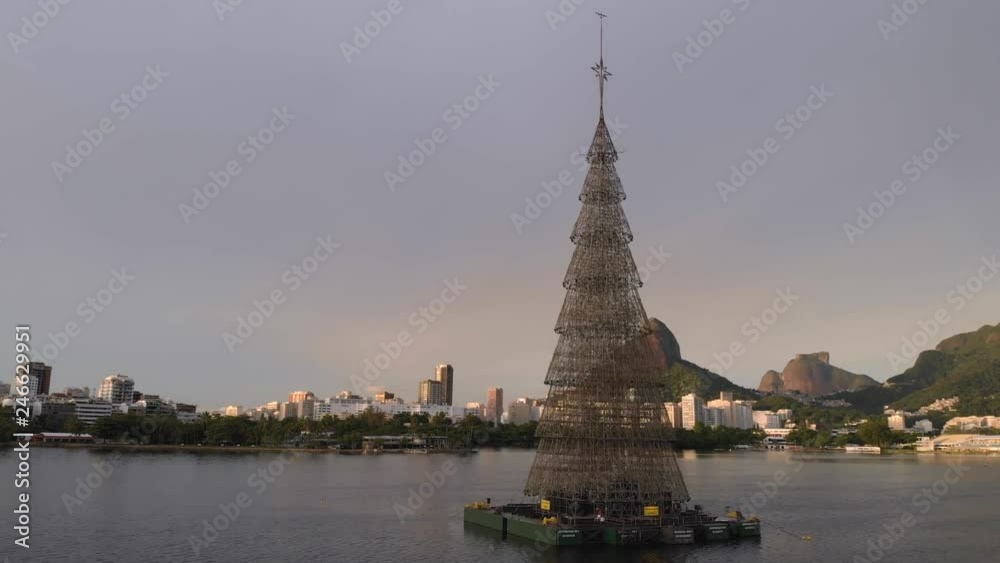 Vidéo Stock Panning around the tallest floating Christmas tree in the ...