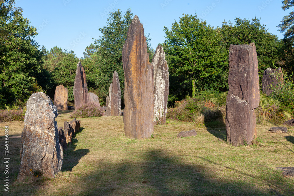 Menhirs et mégalithes - site mégalithique de Monteneuf en Bretagne ...