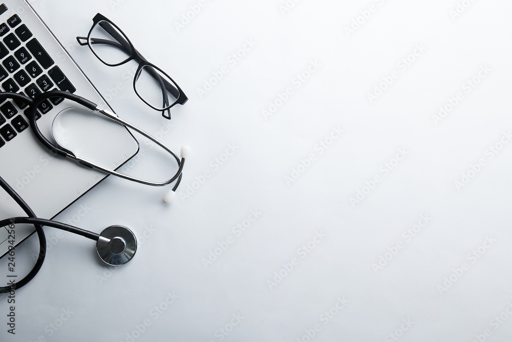 Modern medical technology and sofware advances concept. Doctor's ...