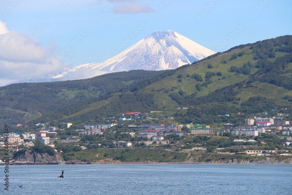 Fotografia do Stock: Avachinsky volcano towers over the city of ...