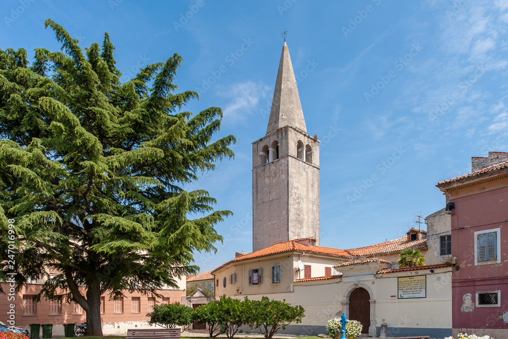 Foto Stock Kirchturm der Euphrasius-Basilika in Poreč in Istrien in ...