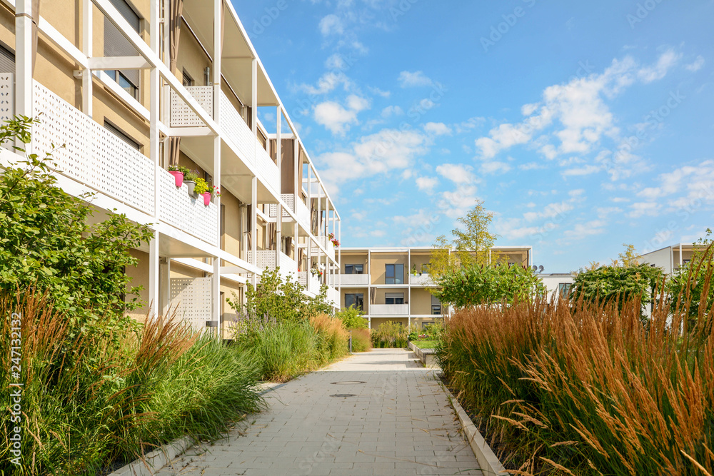 Moderne Neubau Immobilien, Mehrfamilienhäuser in neuer Wohnanlage in ...