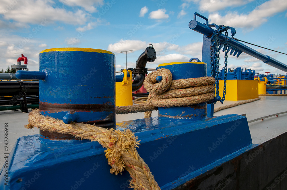 Foto de Binnenschiff Tau Poller festgemacht Hafen anlegen ...