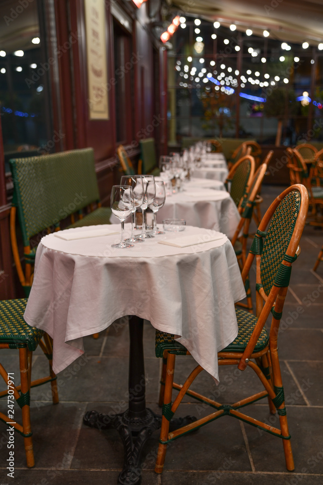 tables de restaurant Stock Photo | Adobe Stock