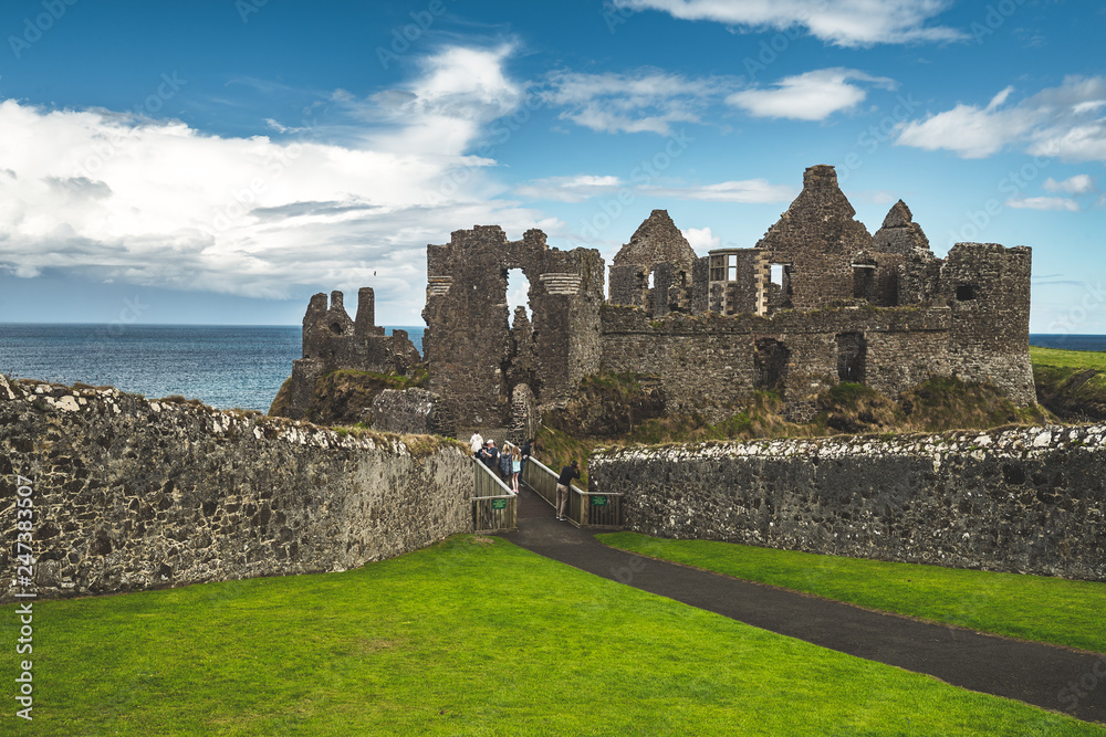 Foto de Main entrance to the Dunluce castle. Tourist attraction ...
