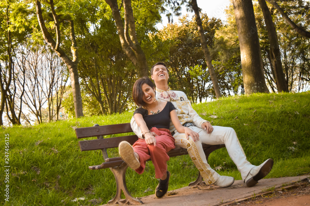 Pareja De Novios Felices Contemplando El Paisaje Desde Una Banca De Madera En El Bosque Foto De