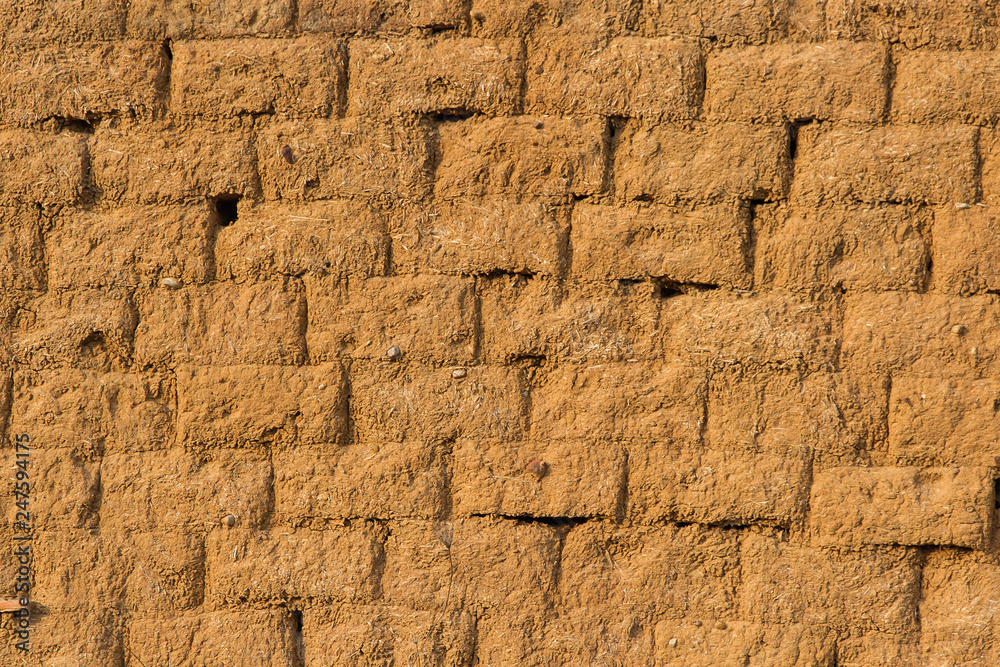 Pared para fondo o textura. Bloques de adobe, barro y paja cocido al ...