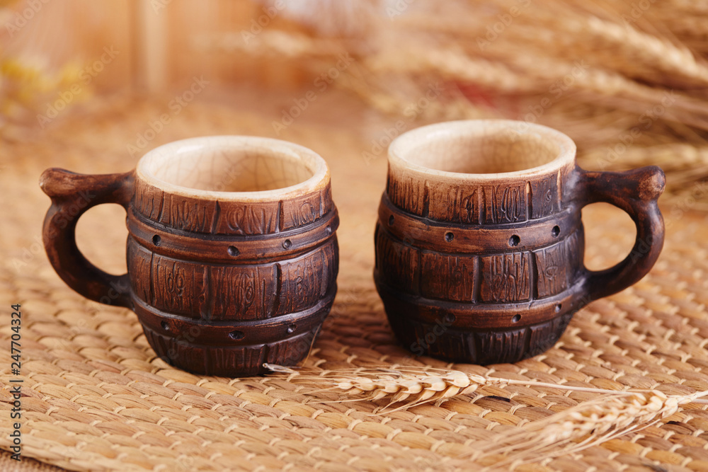 Beer clay cup and beer glass with wheat ears on rustic table Stock 写真 ...