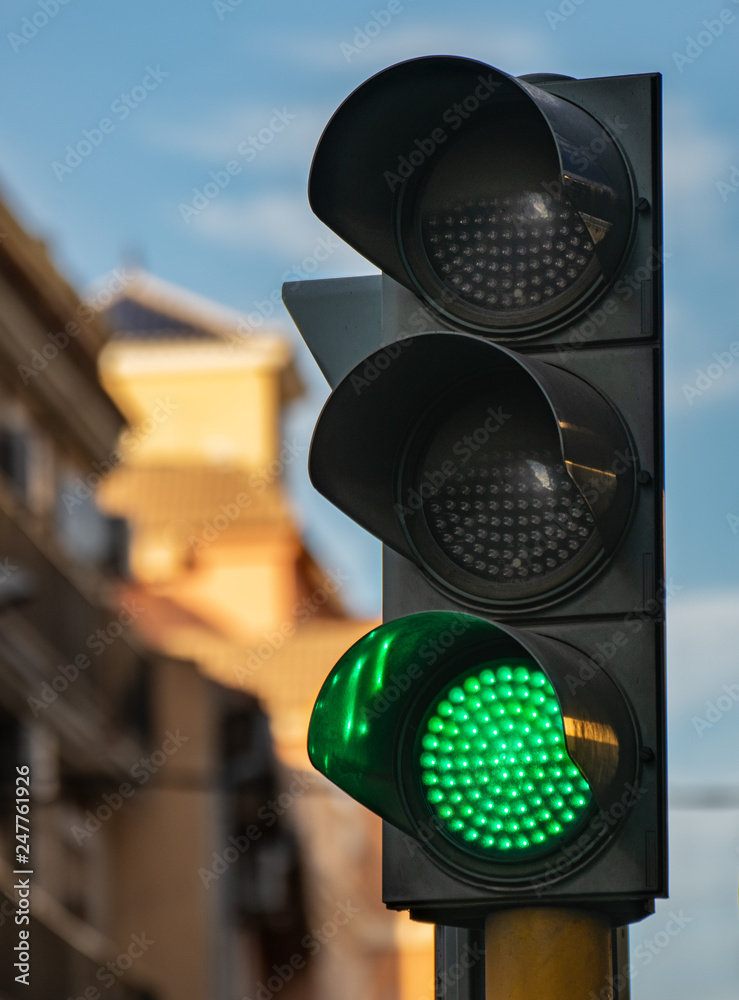 Semáforo en verde Stock Photo | Adobe Stock