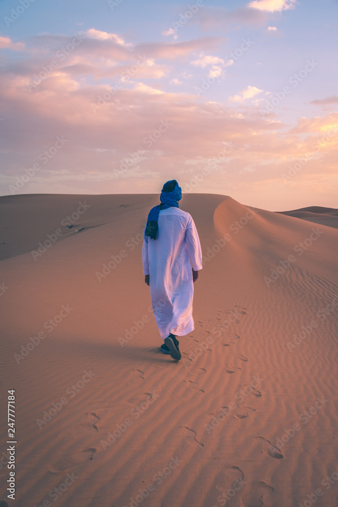 Poster Berber man wearing traditional tuareg clothes in the Sahara ...