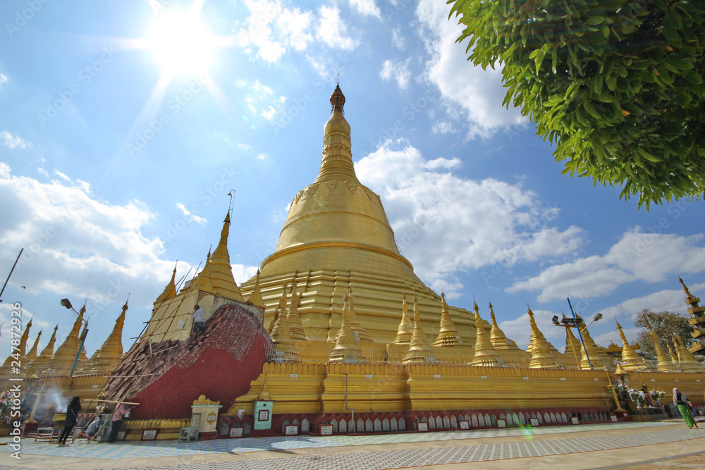 Foto de Take photo the Shwemawdaw Pagoda ,the tallest pagoda in Myanmar ...