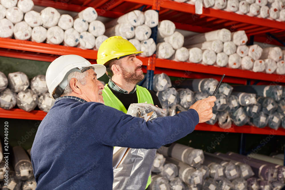 Zwei Lagerarbeiter arbeiten im Teppichlager Stock Photo | Adobe Stock