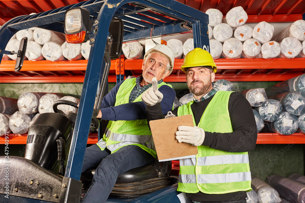 Arbeiter und Kommissionierer in der Spedition Stock Photo | Adobe Stock