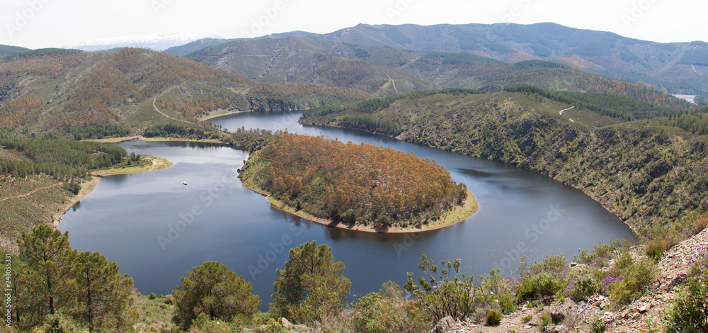 Meandro del Melero en Cáceres, extremadura, españa. Curva del meandro ...