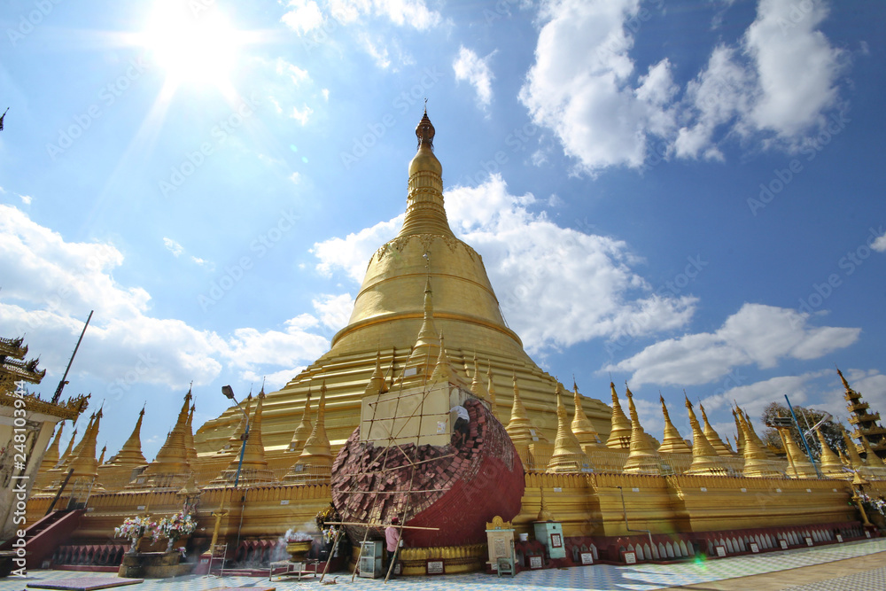 Foto de Take photo the Shwemawdaw Pagoda ,the tallest pagoda in Myanmar ...