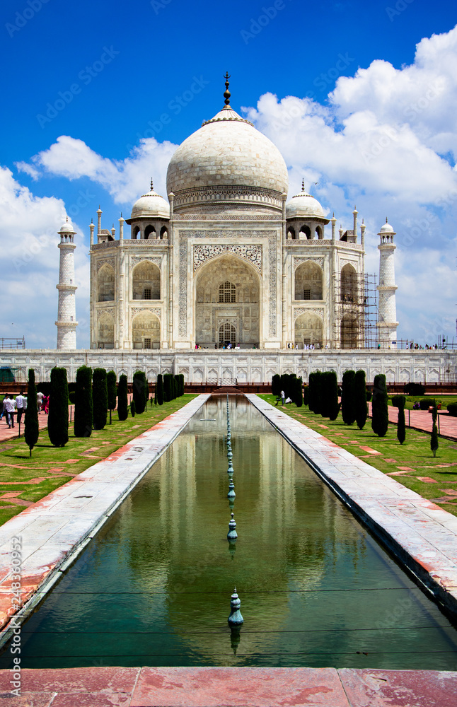 Monumento El Taj Mahal, cielo nuboso, vertical Stock Photo | Adobe Stock