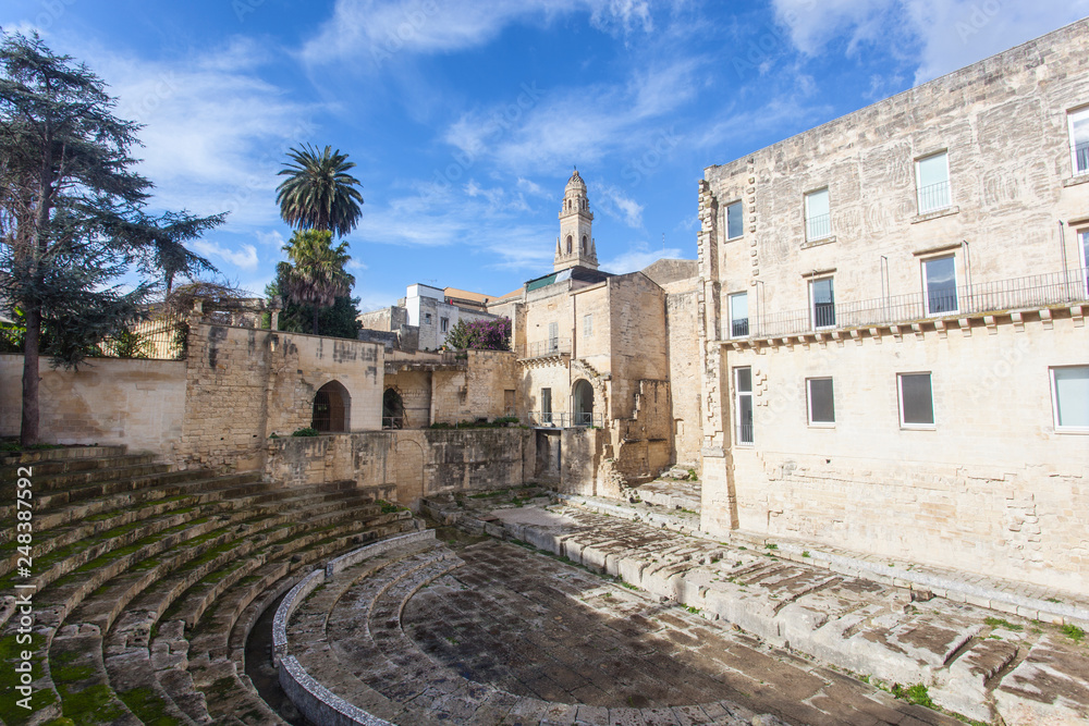 Teatro Romano a Lecce. Vista della storia archeologica della città ...