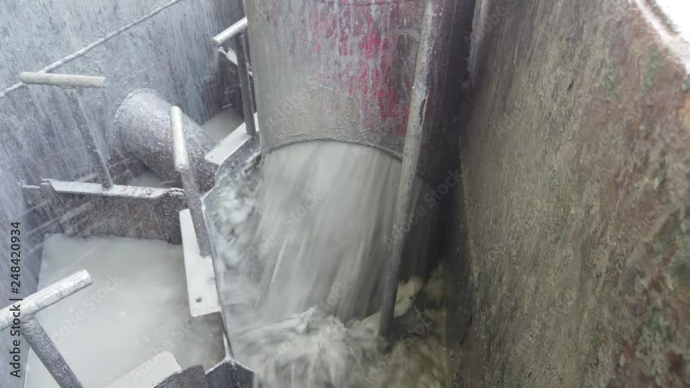 Mud return from the oil well while drilling with sea water into the ...