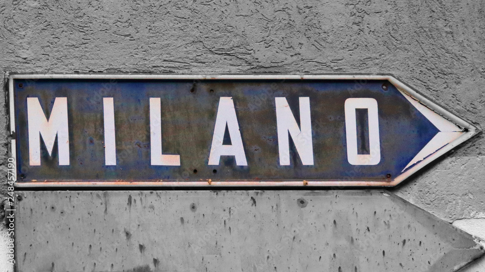 Cartello stradale con indicazione per Milano Stock Photo | Adobe Stock