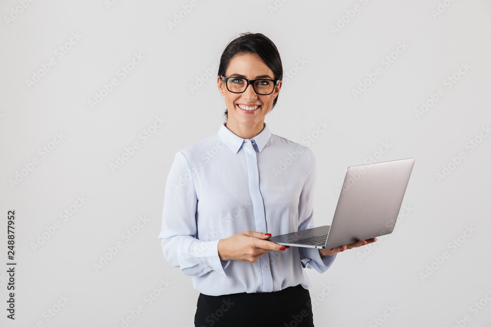 Portrait of young businesswoman wearing eyeglasses holding silver ...