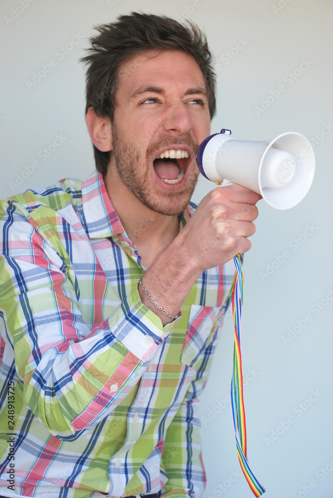 Persona che parla e urla al megafono Stock Photo | Adobe Stock
