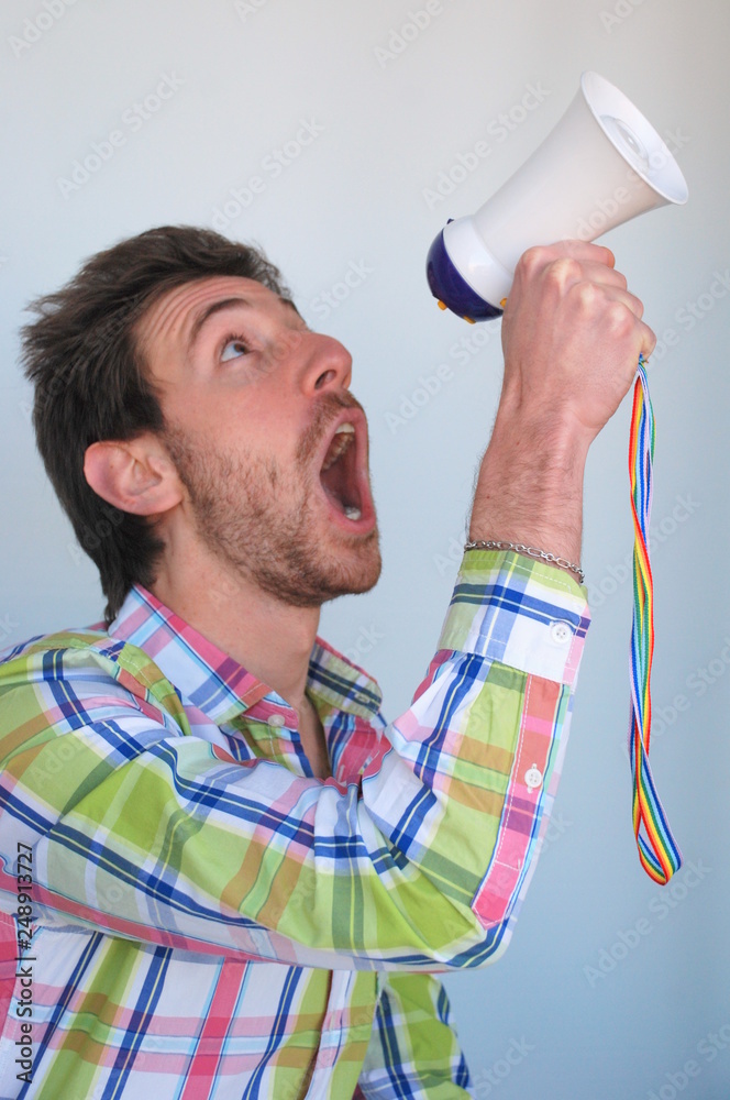 Persona che parla e urla al megafono Stock Photo | Adobe Stock