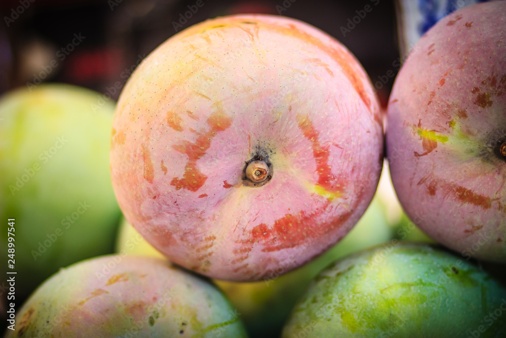 Foto de Extra jumbo size of organic R2E2 mangoes for sale at the fruit ...