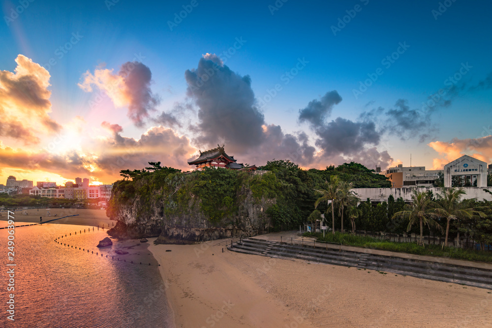 Foto de Sunrise landscape of the Shinto Shrine Naminoue at the top of a ...