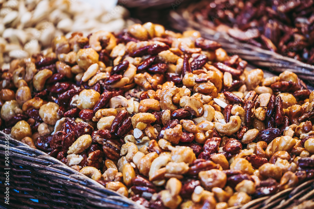 Fruits secs caramélisés, marché de la Boqueria de Barcelone Stock Photo ...