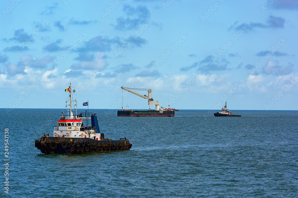 Tugboats assists Floating Crane Transhipper in Bauxite transshipment ...