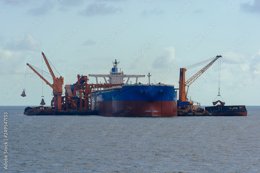 Foto de Loading big mother sea bulk carrier ship with Bauxite aluminium ...