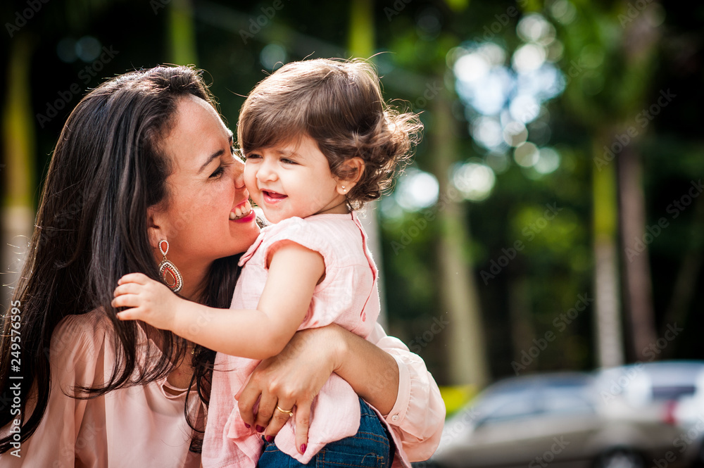 mãe e filha ao ar livre no parque Stock Photo | Adobe Stock