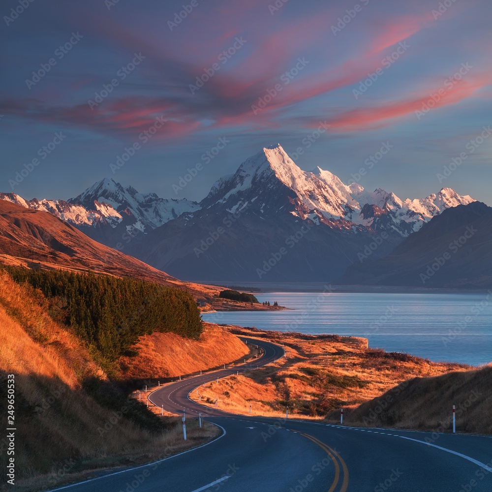 Scenic winding road along Lake Pukaki to Mount Cook National Park ...