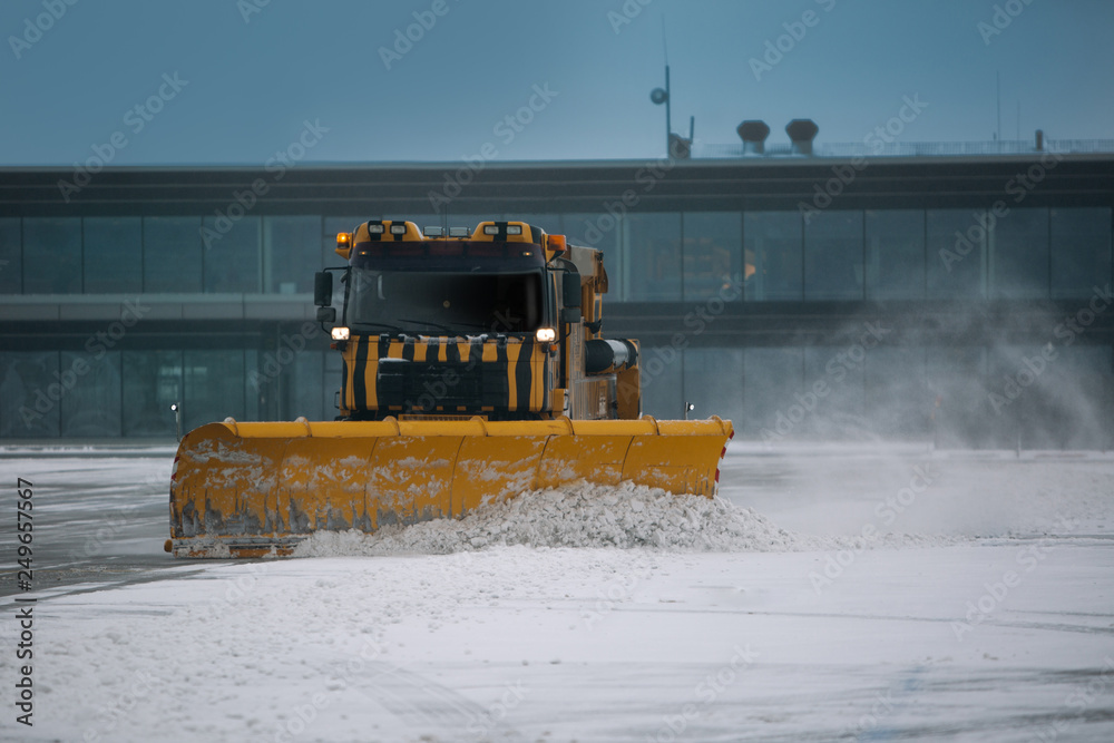 Foto de Snowplow removing snow from runways and roads in airport during ...