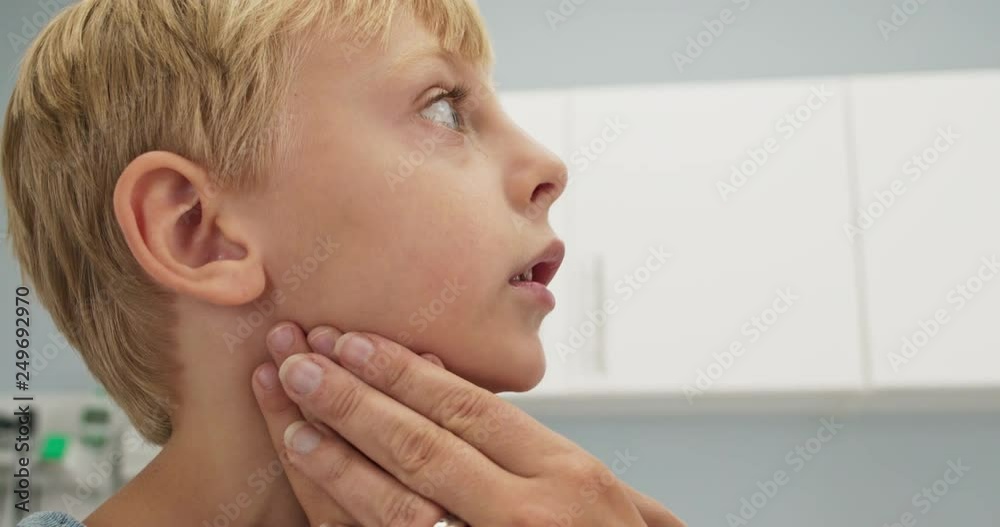 Vidéo Stock Close up of little boy patient being shown how to feel ...