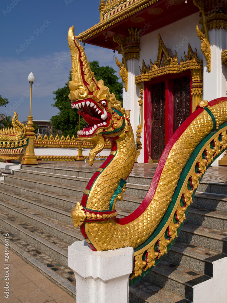 Grand Naga à l'entrée du Grand temple de Khon kaen en Thaïlandee Stock ...