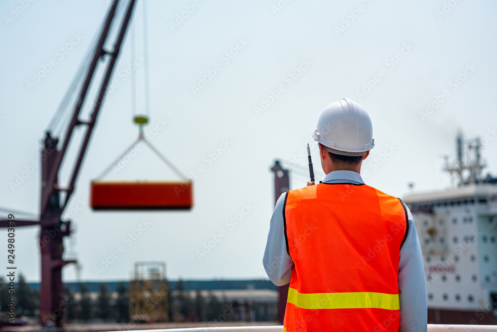 Foto de stevedore, loading master, port captain or supervisor in charge ... Foto de stevedore, loading master, port captain or supervisor in charge ...